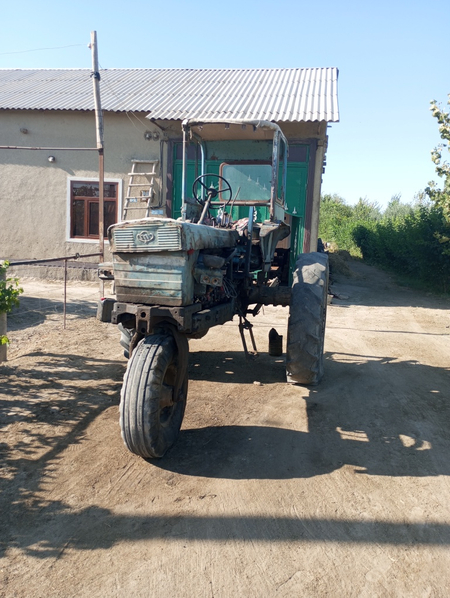 T-28 traktor sotiladi
