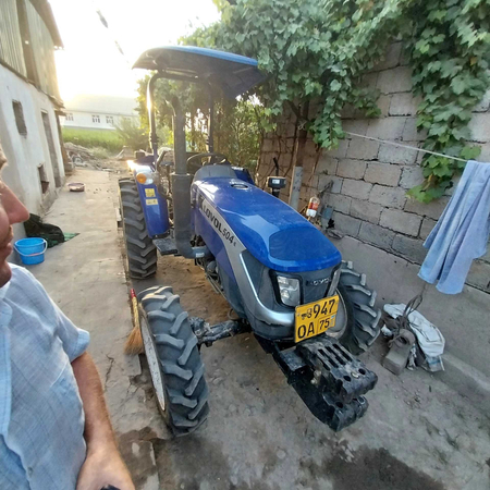 Mini traktor bog'dorchilik uchun mo'ljallangan 50 ot kuchiga ega.