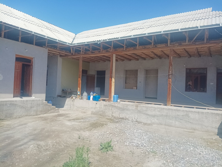 Uy sotiladi 13 soʻtik 5xona uy bor xommom tuvalet oshxonasi bor