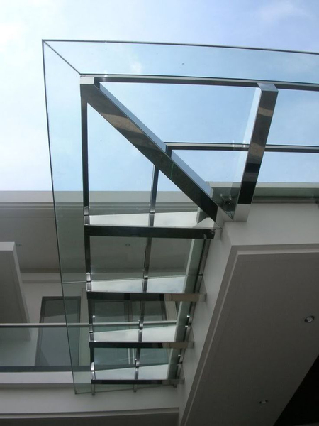 ООО Glazier.uz предоставляет следующие услуги. 
Навес 
Перилла 
Перего