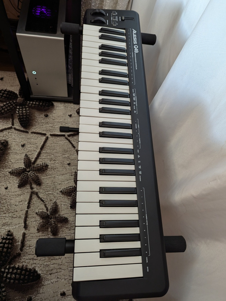 Alesis Q49 MIDI клавиатура