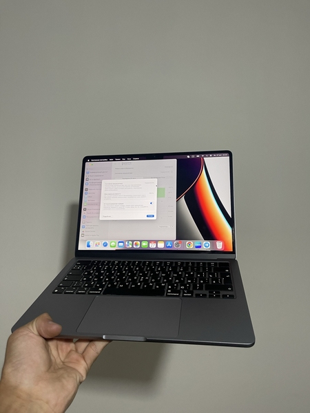 Macbook air 2022 M2 chipli srochniy sotiladi!
