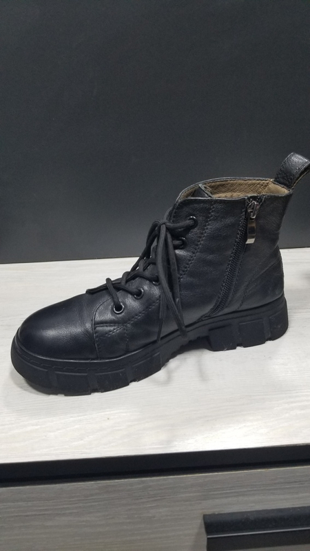 Продам женские ботинки
