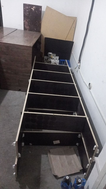 Magazen polkasi sotiladi Holati yaxshi