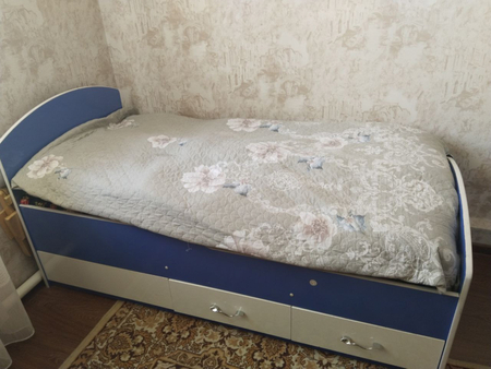 Продается детская кровать и шкаф.