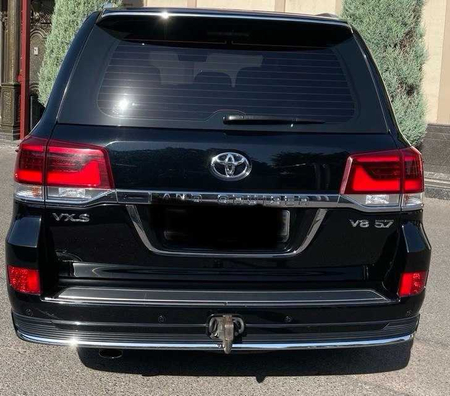 Владелец продаёт легенду: Toyota Land Cruiser 200