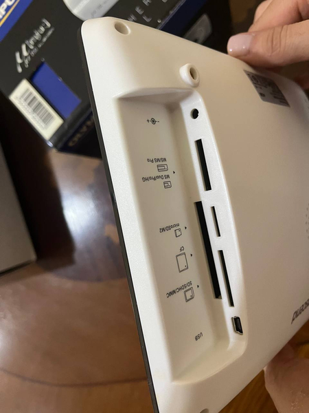 Продается Цифровая фоторамка Transcend PF830, 8