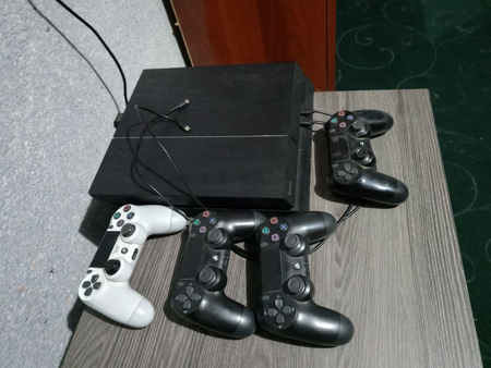 PlayStation 4.  1 TB. 4ta joystick bilan