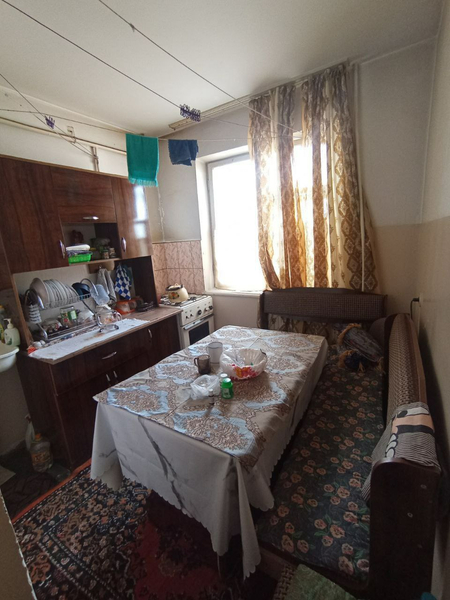 Квартира сотилади 1 этаэ 3 хонали
