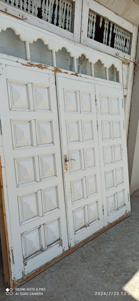 Darvoza va oynalar sotiladi holati yaxshi ikki qatlam oyna akfa stilda