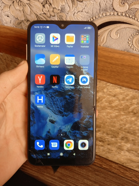 Redmi 8A 32 GB xotira aybi rasmda bonusga airpods qoʻshib beraman