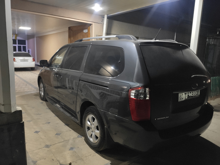 Kia Carneval long