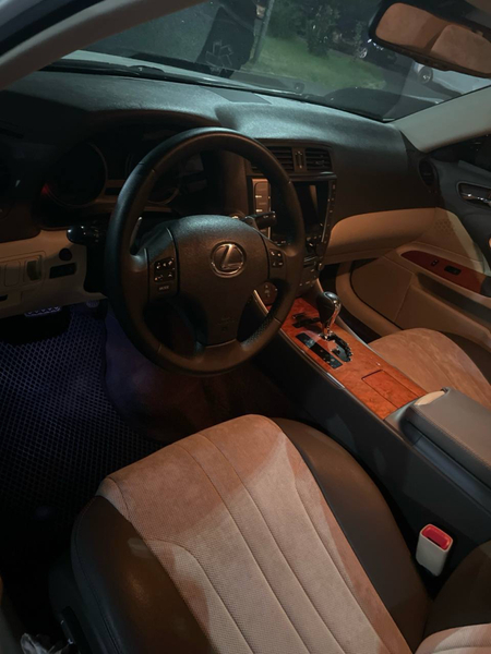Lexus is 250 sotiladi o’zimmi moshinam