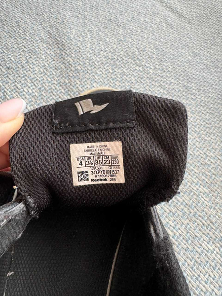 Фирменные кроссовки Reebok 35 размера, длина подошвы 24,5 см.