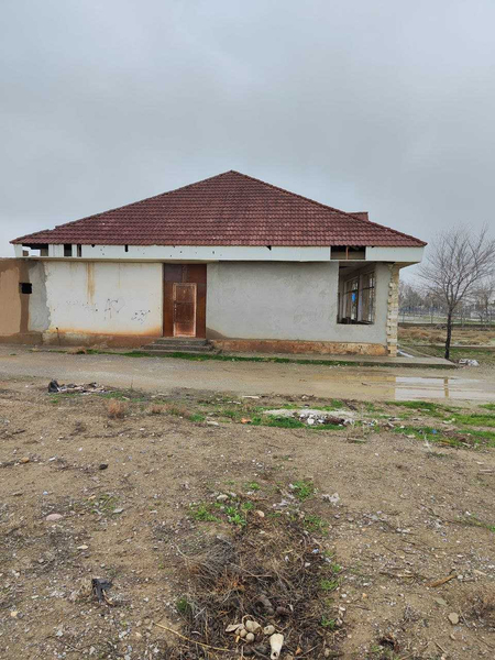 Навоий шахар Тинчлик курогонида жойлашган бино сотилади.
