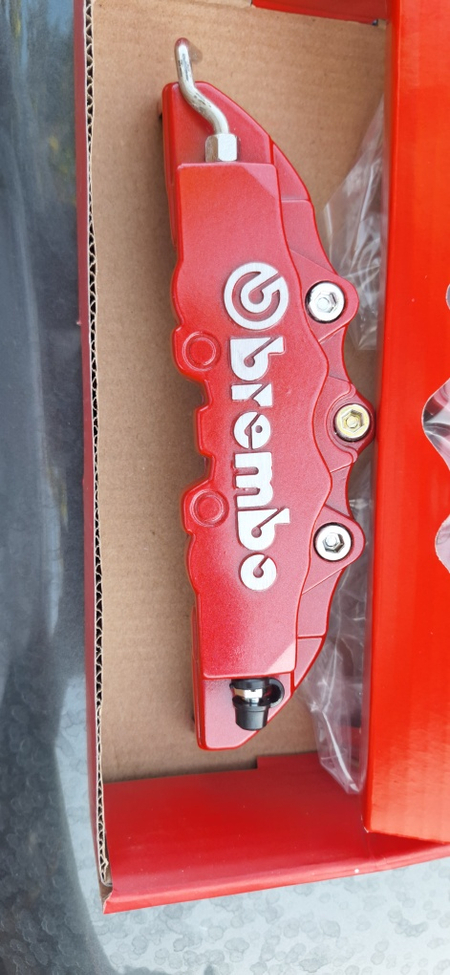 Brembo sotiladi kichkina jentira orqasiga tushadi
