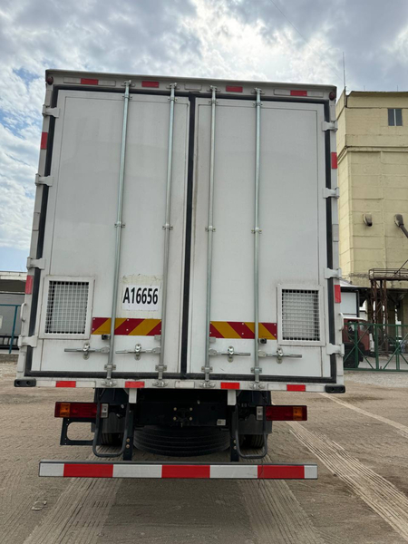 Shacman L 3000 Фургон 9 метров