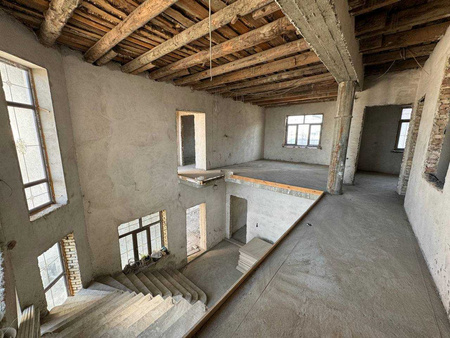 2 qavatli 4 sotiqli karobka holatdagi hovli sotiladi.