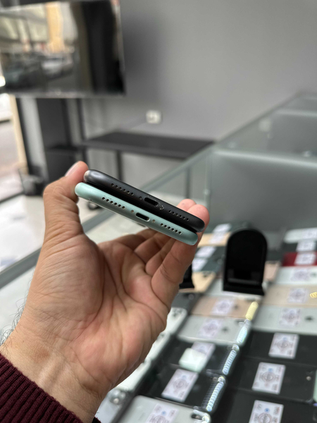 Продам iPhone 11 64 GB в отличном состоянии