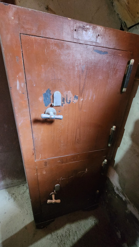 Продается железны Сейф