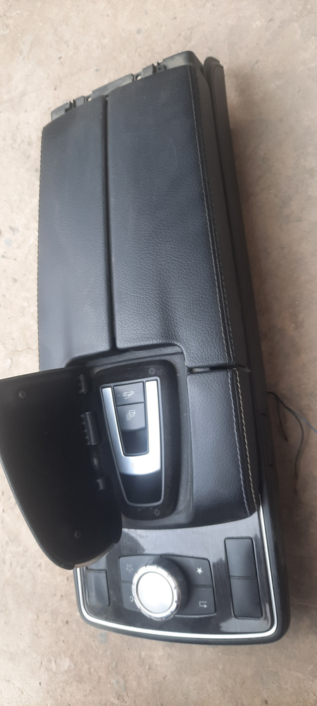 Продам верхную крышку от бара мерседес w212 cabrio.