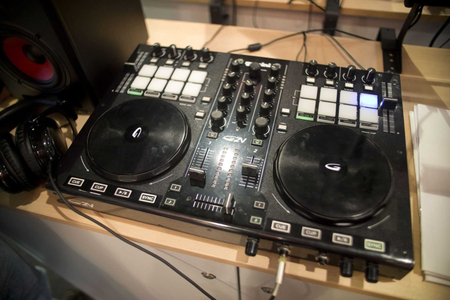 продаю DJ контроллер dj controller gemini g2v