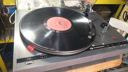 Проигрыватель radiotehnika и тюнер и пластинки.