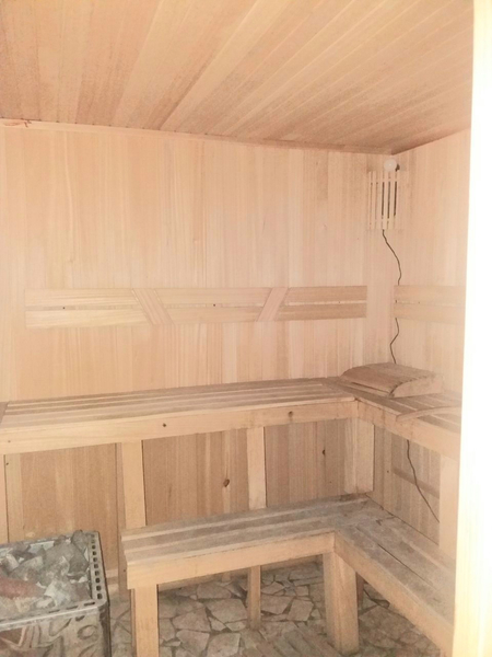 Мирзо Улугбекский район угловой дом 2-этажный 6-сотых 8-комнат.