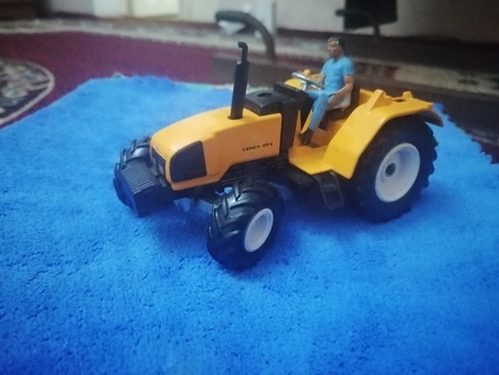 Ferma traktor igrushkiy