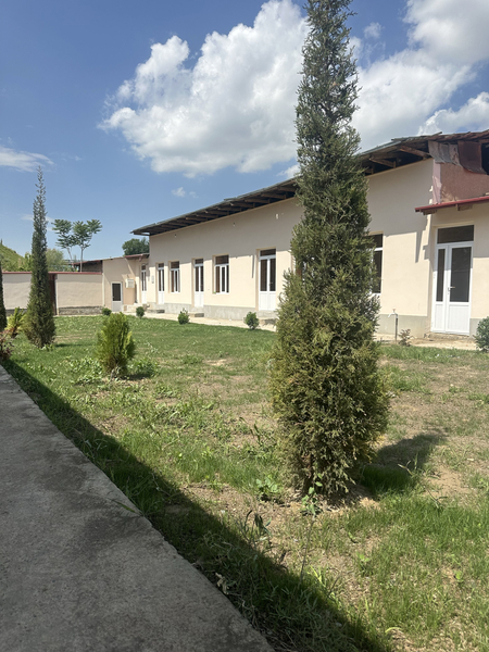 Uy hovli sotiladi,