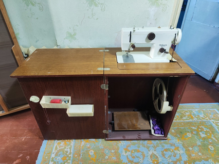 Продам швейную машинку Чайка