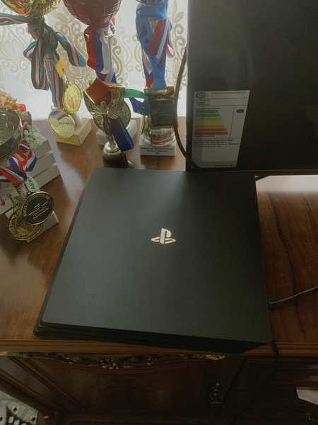 Plastation 4 pro 1 tr