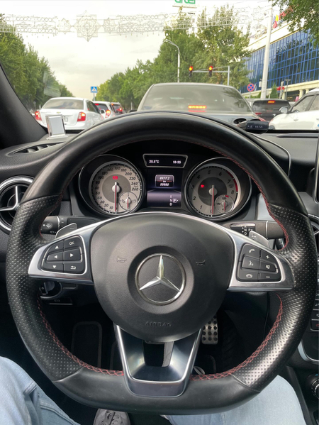 Mercedes benz cla 200