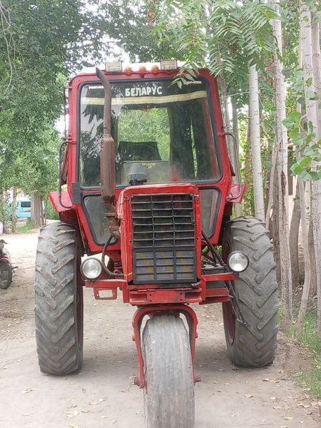Traktor sotiladi mtz 80