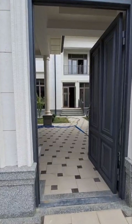 Коттеджи Яшнабадский район 
3 уровня 
5 комнат
4 санузла 
350м²
Есть