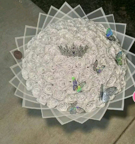 Buketlar gafri qogʻozli va lentali atirgullar