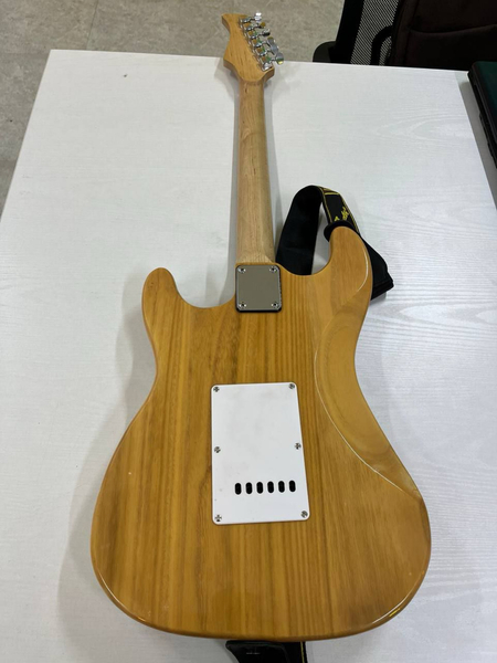 Sola gitara sotiladi