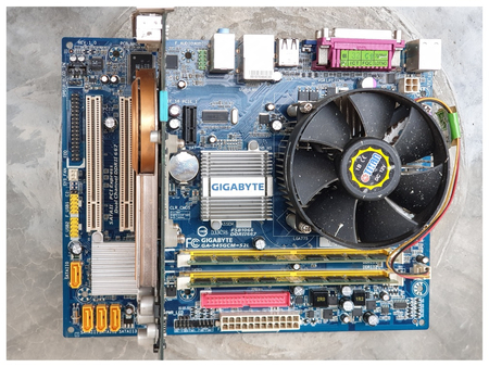 Gigabyte plata sotiladi.