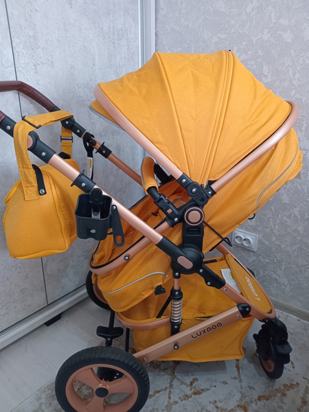Детская коляска Luxmom 2 в 1 жёлтого цвета.