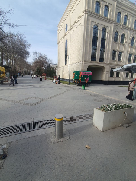 Arendaga beriladi bulvar urtasida joylashgan