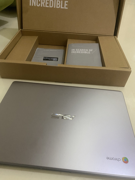 ASUS netbook  sotiladi srochna!!!