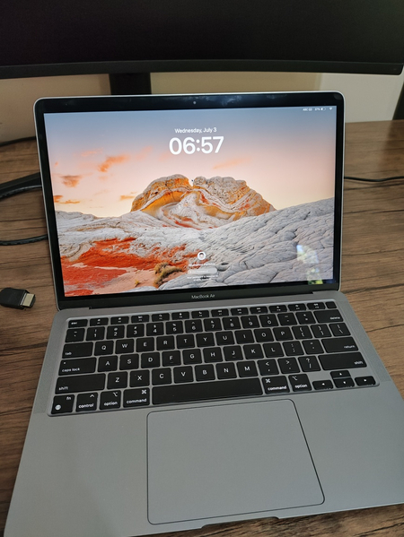 MacBook M1 8/256gb