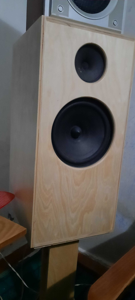Колонки на стойках