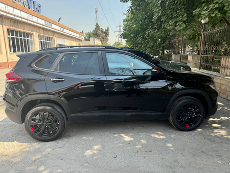Chevrolet Tracker 2 red line