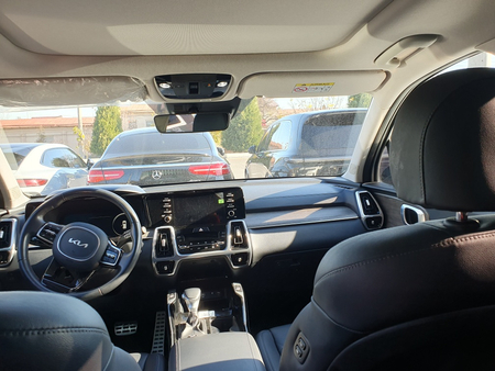 KIA SORENTO. 2.5mator, 7ta oʻrindiqli. 2023. Yurgani 17000.Narxi 33600
