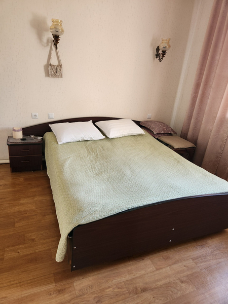 Шкаф и двух спальная кровать