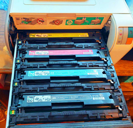 Продам Цветной лазерный принтер HP CP1215