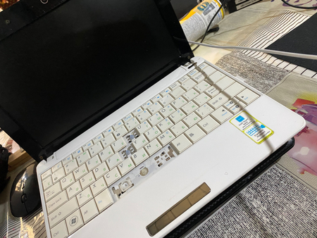 Netbook ASUS 2 ta oq va qora, hamma joyi ishaydi, Arzon narxda