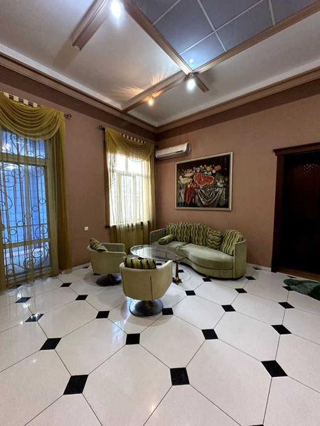 Аренда квартира.Метро Космонавты 700 м² на участке 6 сот (J3104 )