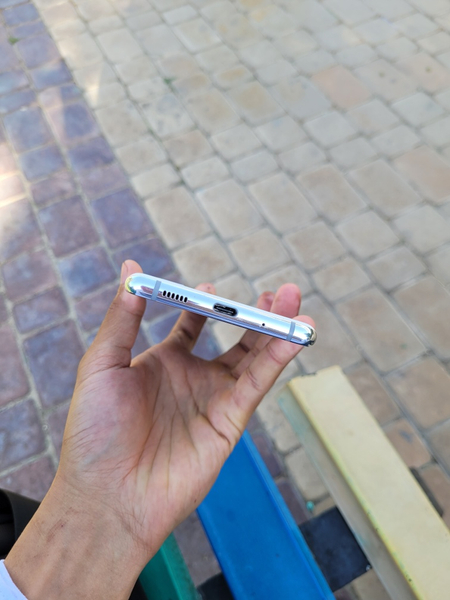 Samsung Galaxy S20 FE 5G holati alo umuman aybi yoq.